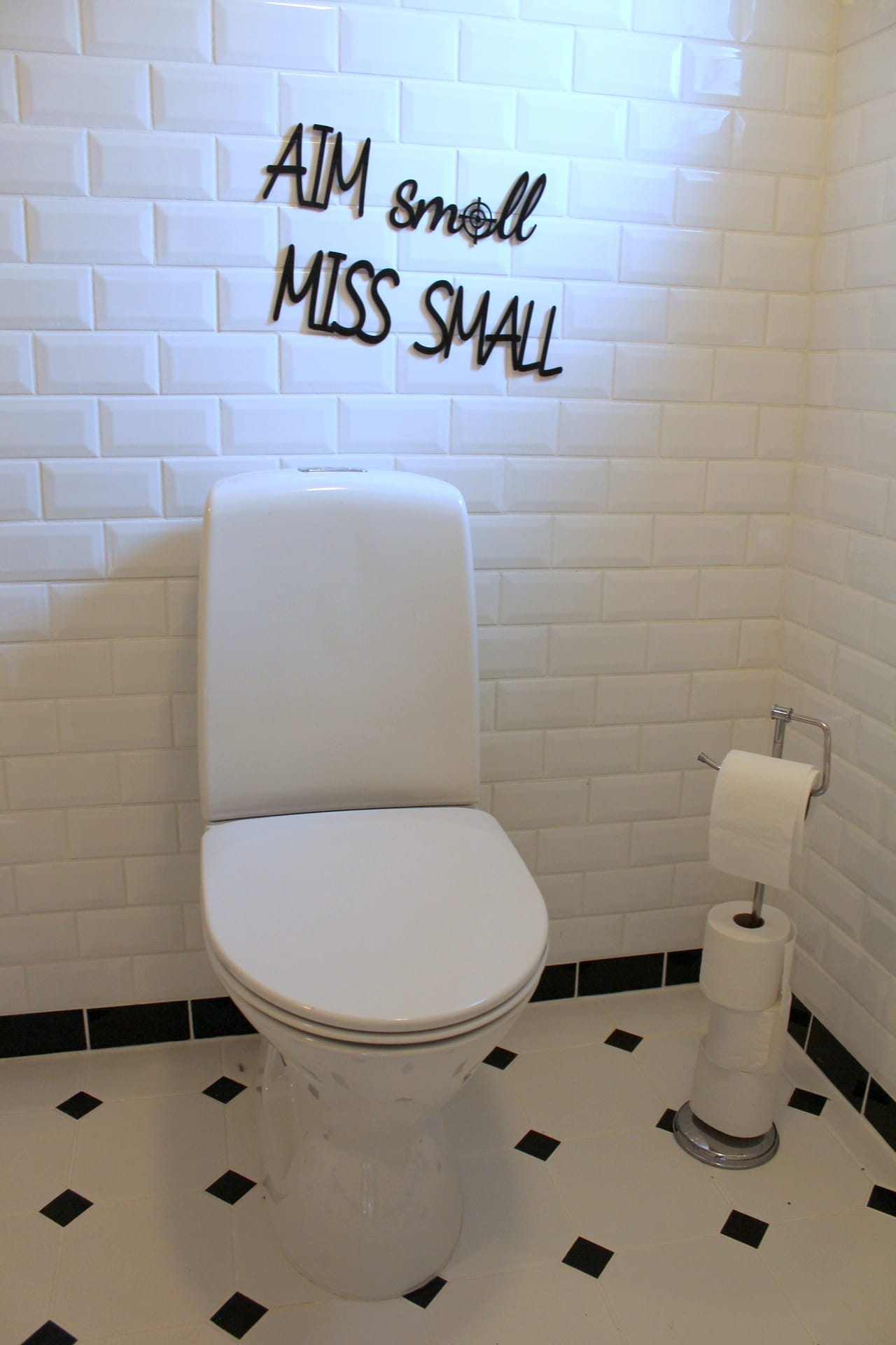 WC-skilt - Aim small miss small - Skovgaarden