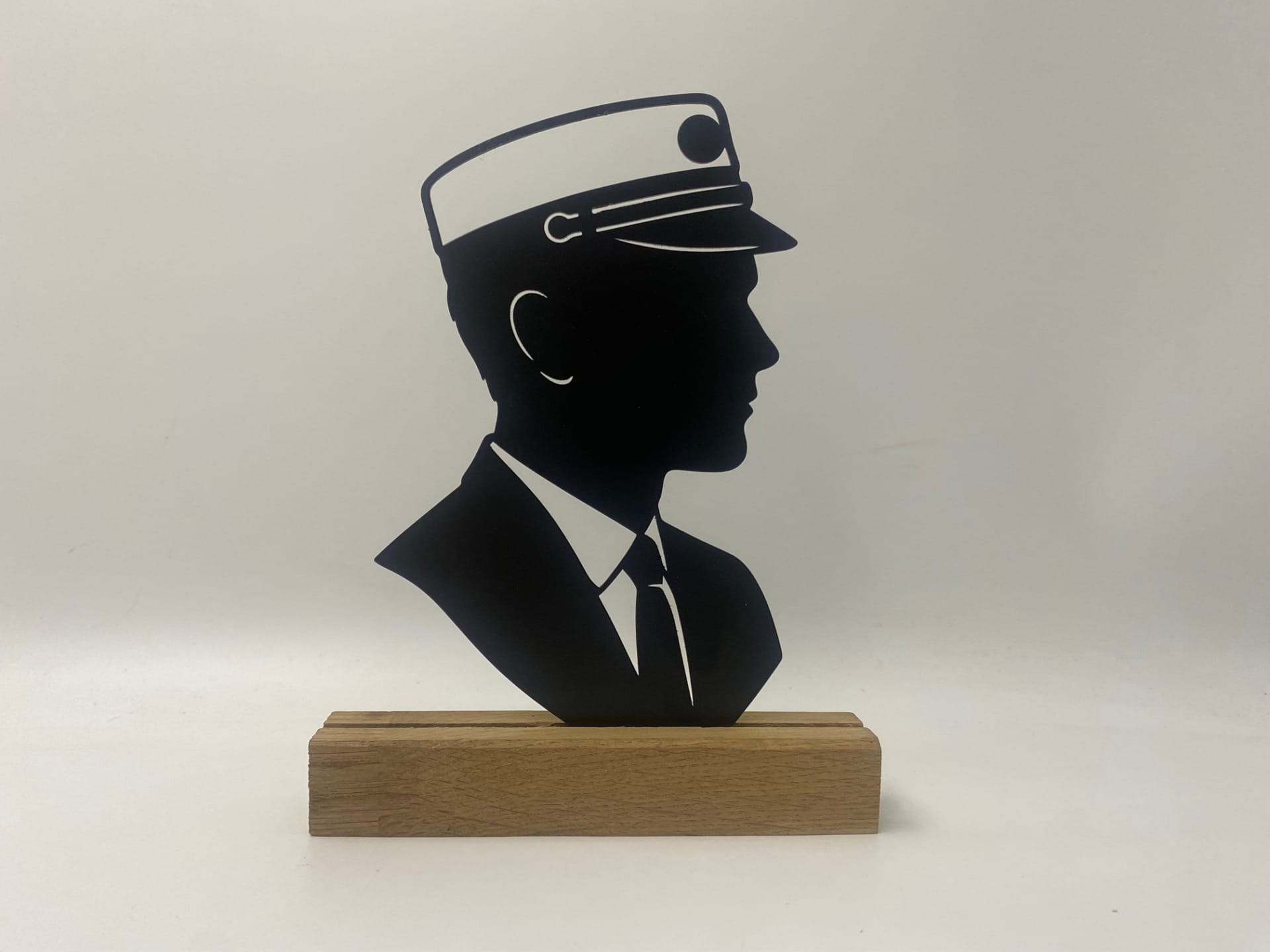 Student – Buste I stål med træfod i eg og personlig indgravering ...